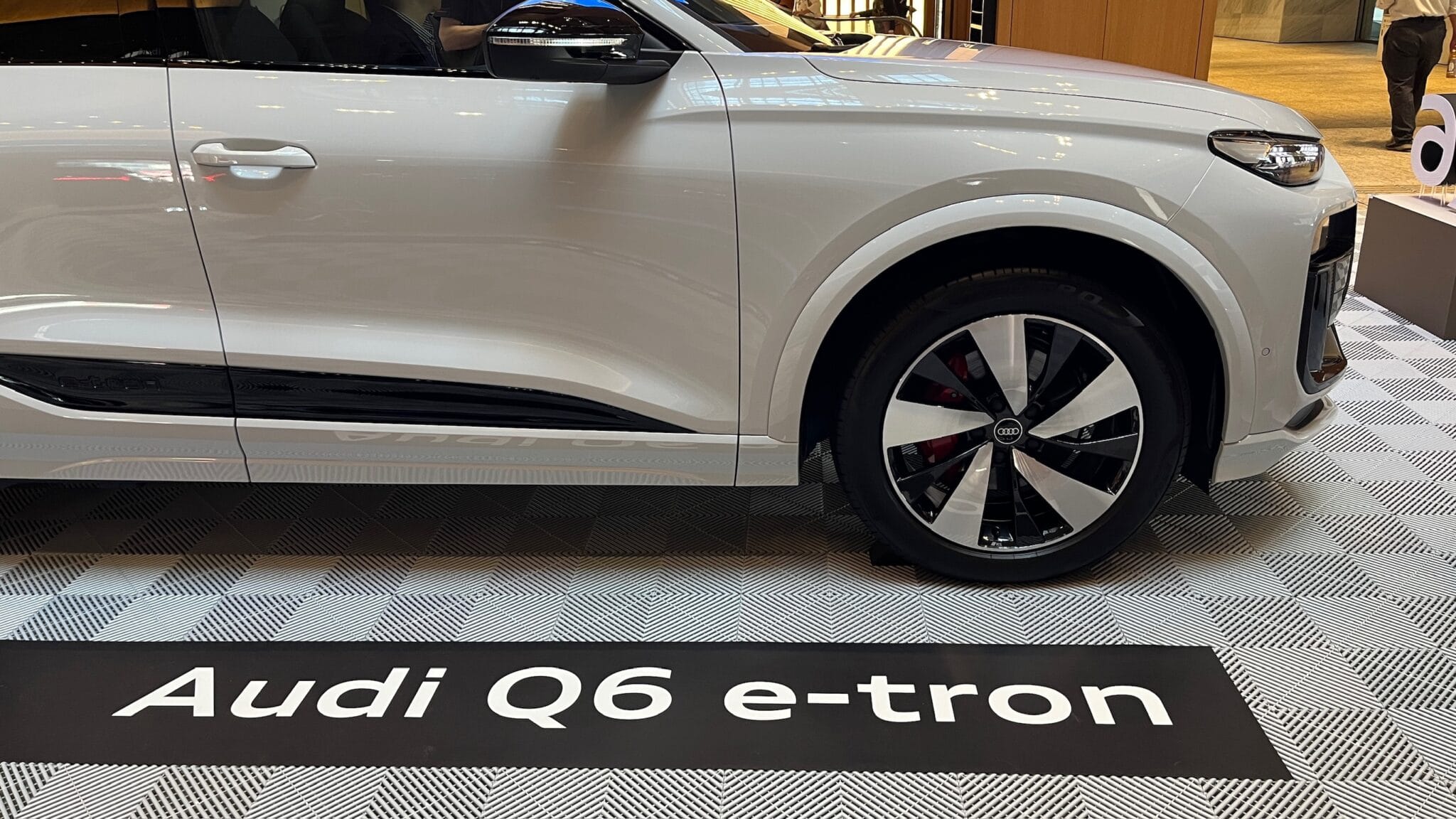 Audi Q6はBEVの基準に到達した？Q4と比較レビューです | ラッツ＆アウディ